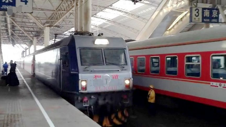 上海开往成都的长途火车 K696次进南京站4站台