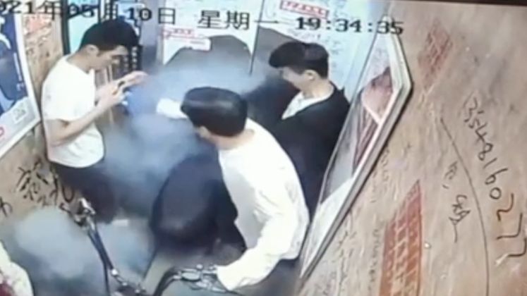 太可怕!电动车爆燃,3秒内浓烟吞没电梯轿厢