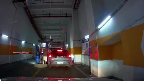 新手开个电动汽车,油门控制不熟练,不出事就不正常了
