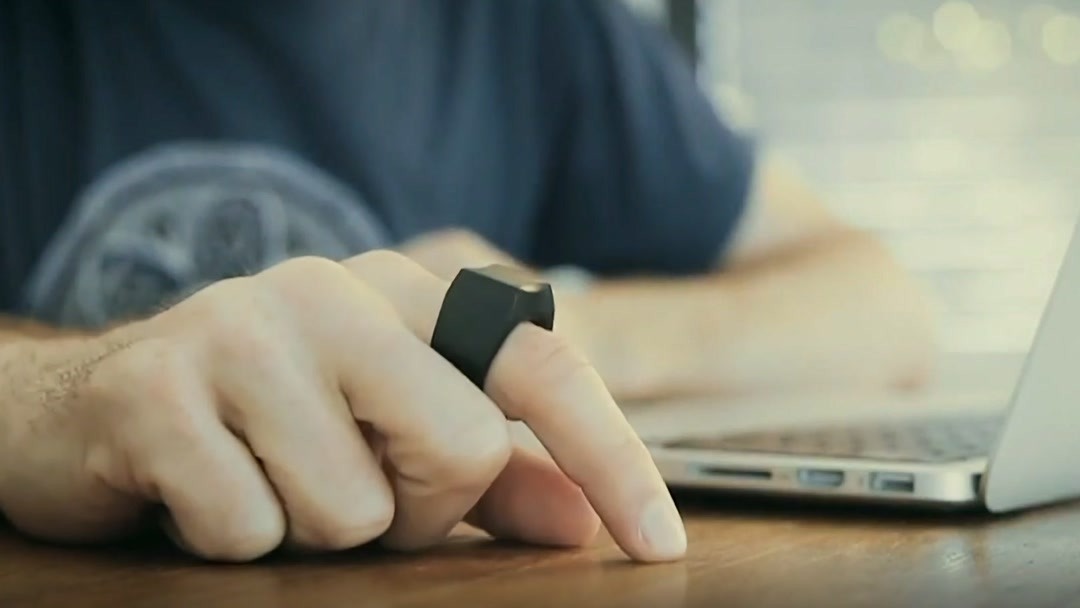 可以取代鼠标的智能戒指 ,让你像操作手机那样,用手指控制电脑