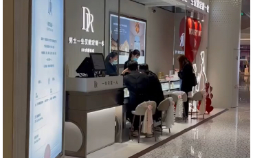DR戒指,男士一生仅能定制一枚,一生只送一人。所以他们是找到他们...