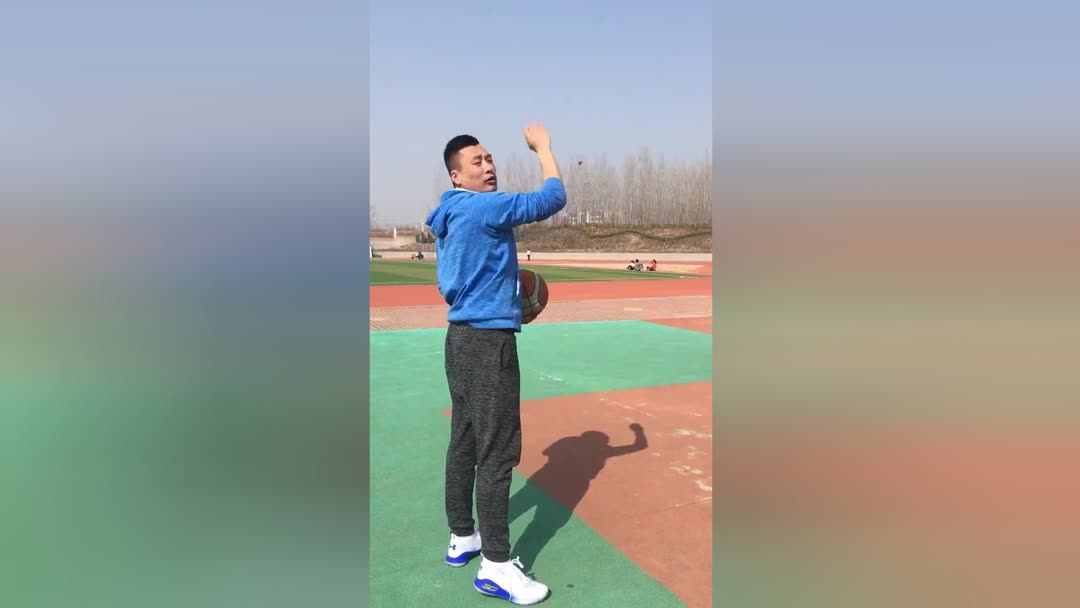 篮球投篮技术教学之三;只要记住这两个要点投篮就会更准