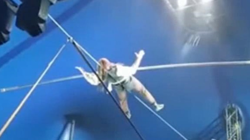 杂技演员失误从高空摔下 观众被吓惊叫连连