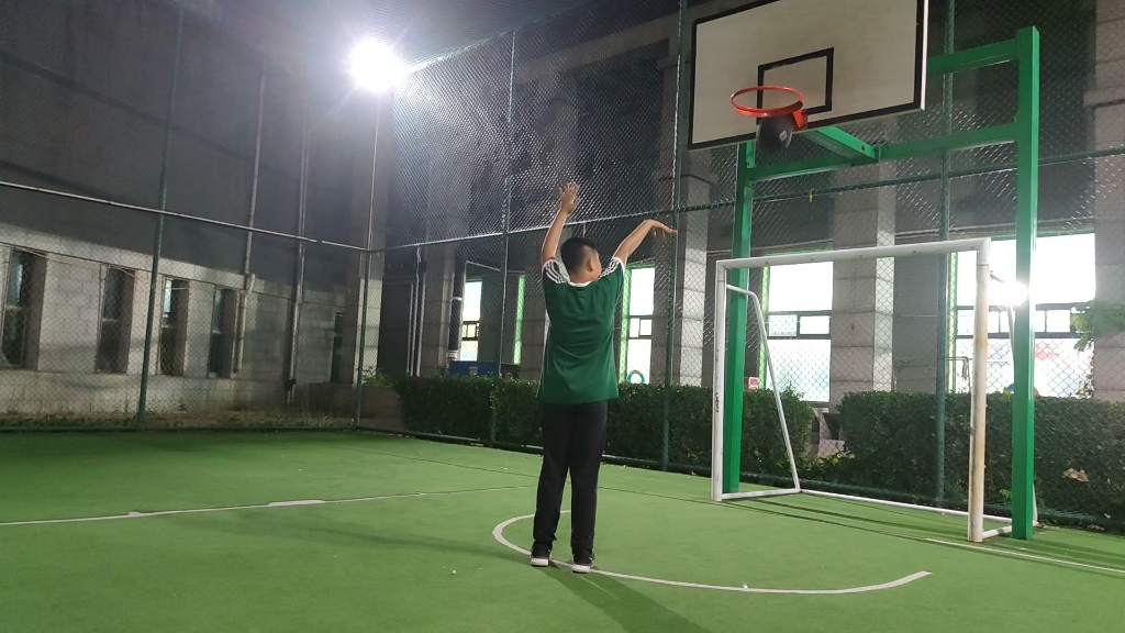 投篮上身姿势完善计划之双手投篮练习。
