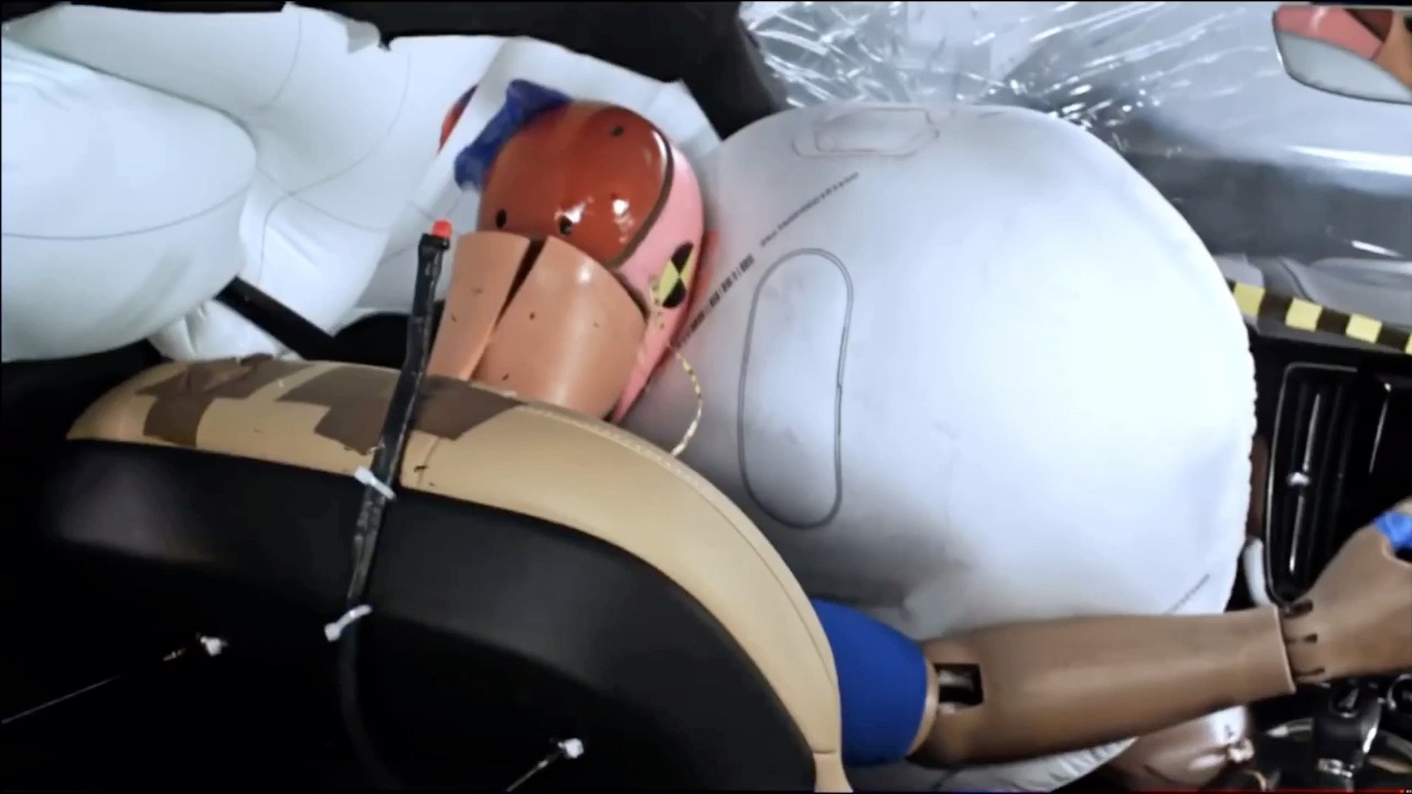 美国IIHS碰撞测试机构测试2017款美版沃尔沃S90 25%小面积偏置碰撞