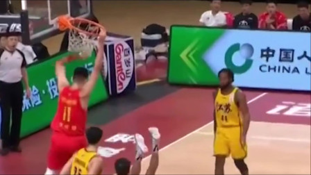 篮球世界:CBA赛场,沈梓捷大力暴扣,易建联接班人!