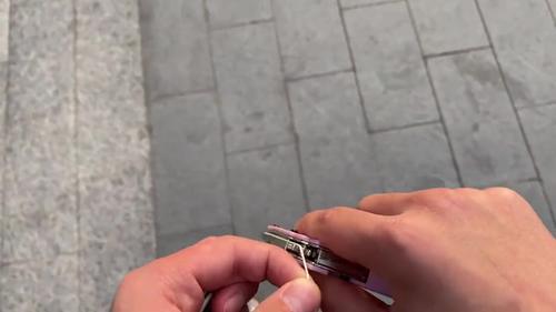 应该没有男孩子会拒绝一把能六连发的折叠皮筋枪吧