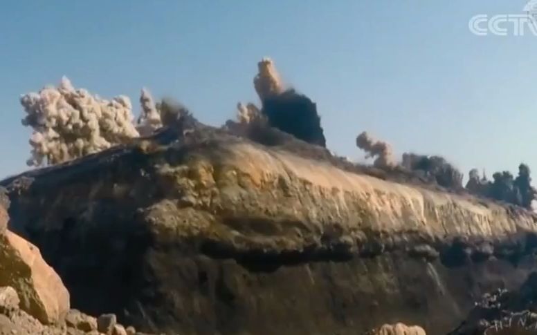 【科普】超级工程III:精确爆破 中国超厚煤层露天煤矿 数十亿爆破震撼...