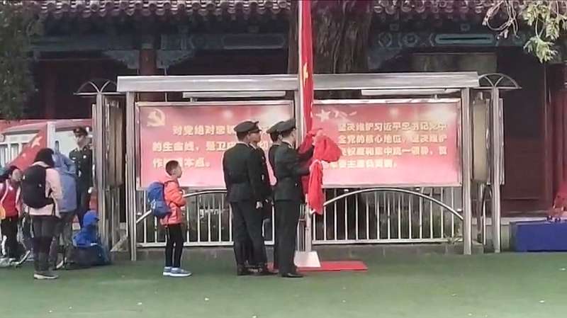 袁晋爽指导战友,学习升旗技术动作要领!