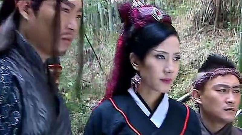 男子独自营救小孩,一人对打多人,武功太强敌人打不过