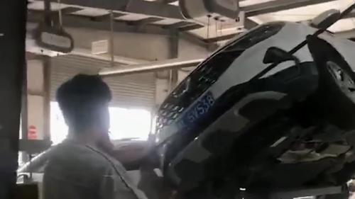 就近选择的河南汽车修理店,这是什么奇葩修理汽车的方式,难道在检查...