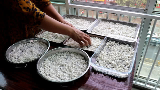 纯手工自制红薯淀粉,没有任何添加剂,方法简单