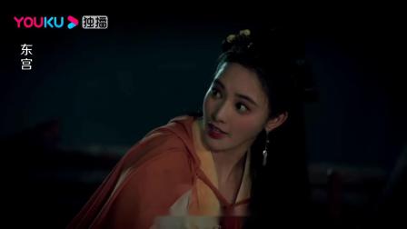美女划船时不慎把船桨掉水里了,帅哥一脸绝望,要用手划回去