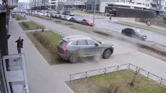 俄司机突然开倒车 撞车后变线飞速冲向人行道 男子神反应1秒救子