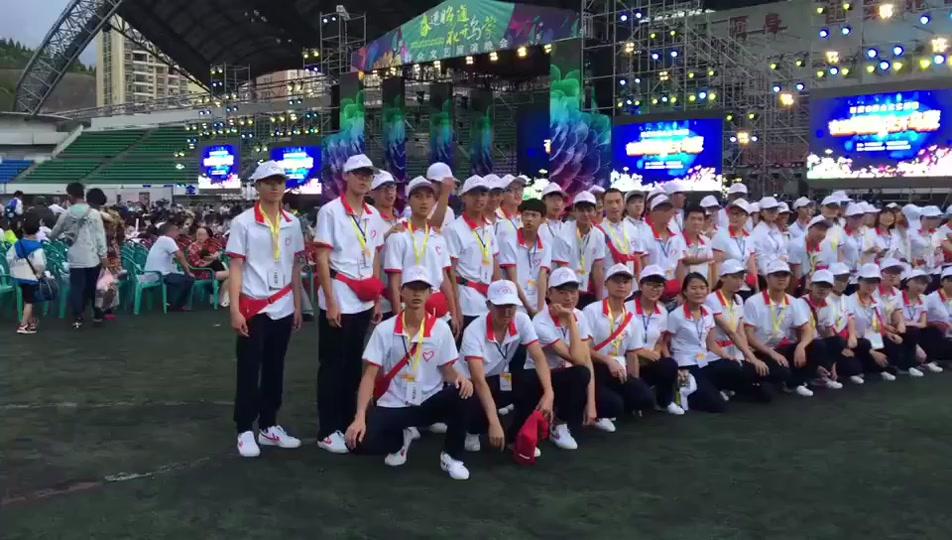 中国土豆大会在昭通召开。昭通学院志愿者们。