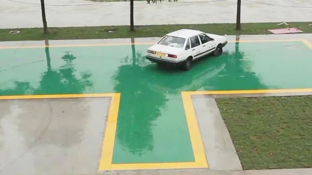 女学员科目二倒车入库模拟操作,考试做到这样也就可以轻松过关啦