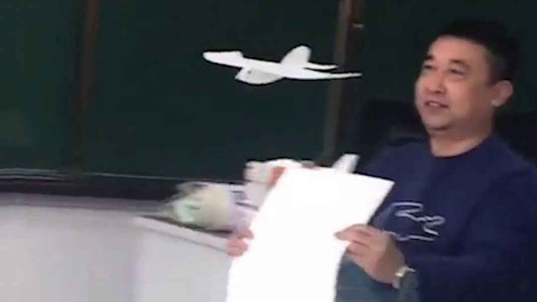 超酷课堂!老师利用斜坡气流上升原理 做永动纸飞机惊呆学生