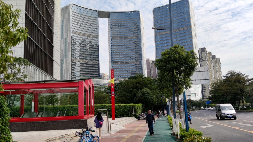 带大家看看工作日佛山新城人流情况,商铺出租情况,由于缺乏企业入住,...