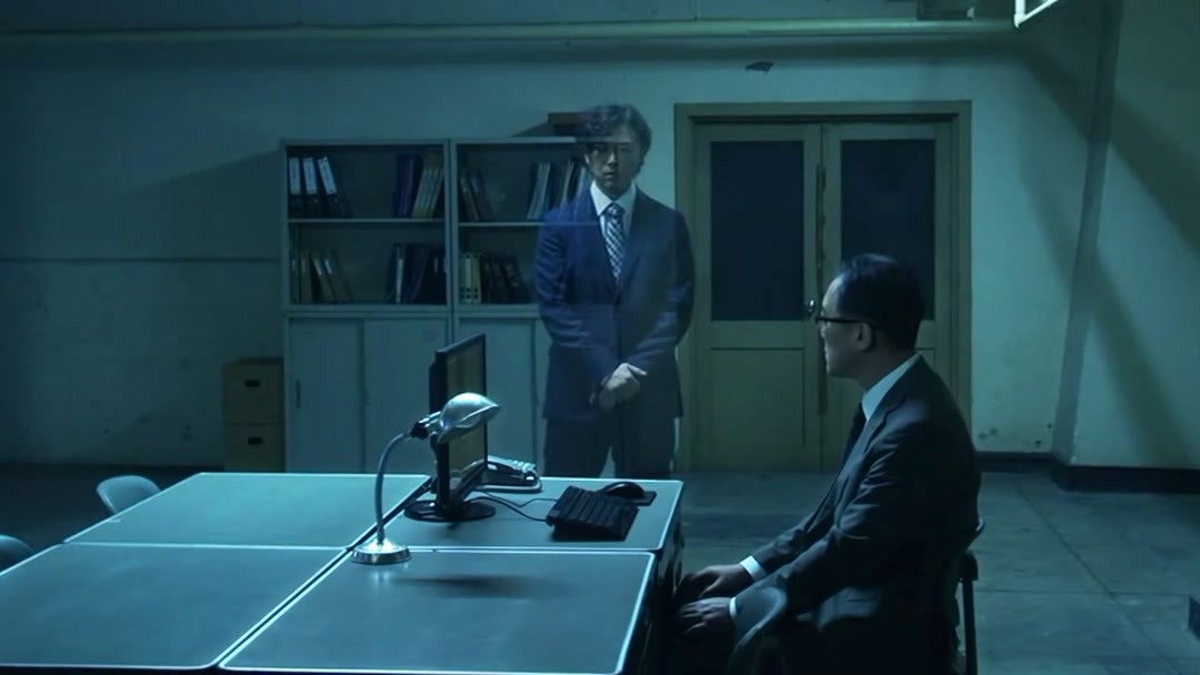 工作狂加班加到猝死,死后仍放心不下工作,于是继续回来加班!