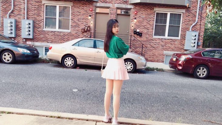 纽约最高大楼帝国大厦真实的样子,旁边也有乞讨者