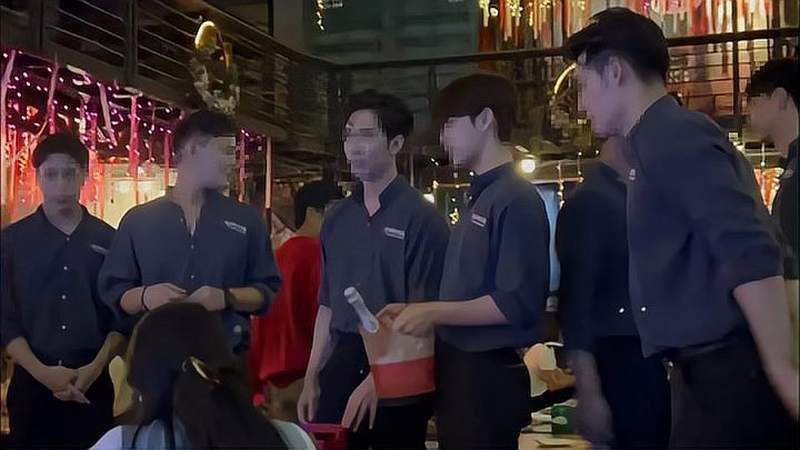 一大批女网红集中宣传泰国男模餐厅,葫芦里卖的什么药?