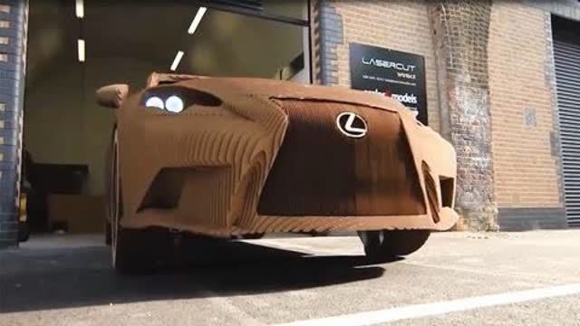 老外真会玩,用纸造一辆汽车,竟还能开着跑,不怕散架吗?