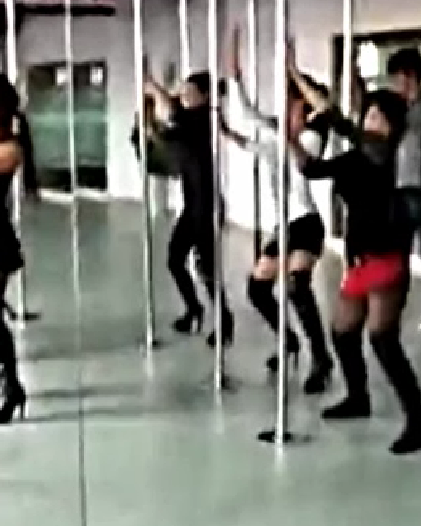 钢管舞的场地就是不一样,性感妖娆的美女加上婀娜的舞姿