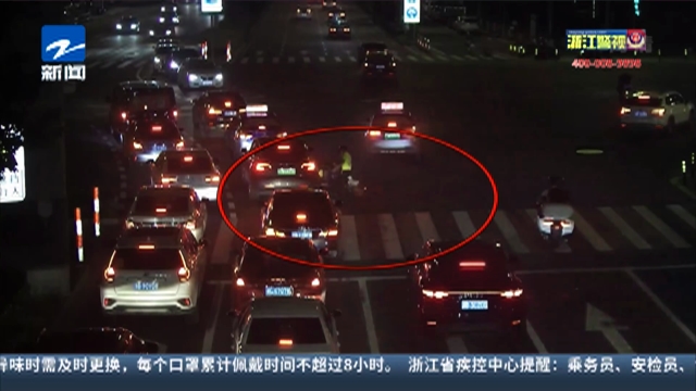 外卖骑手闯红灯 连撞两车负全责