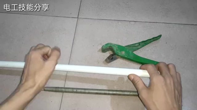 电工用的PVC线管,握90°弯时总是带鼻子,原来是这么回事