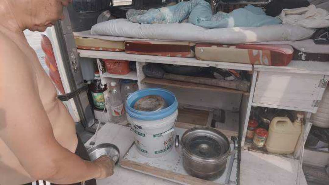 老哥的依维柯钓鱼专车兼房车,桌子改得巧。配置厨房,就吃新鲜鱼