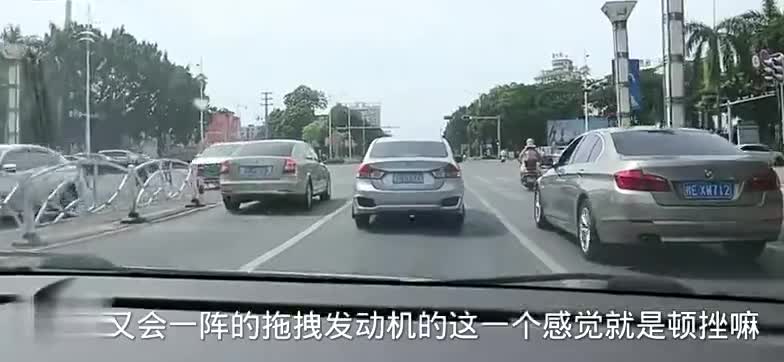 手动挡等红绿灯,快停车了要换1挡吗?一次性给你讲清楚