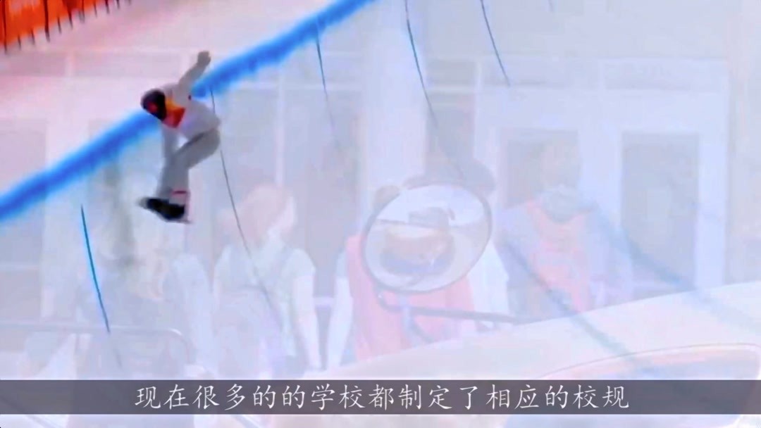 韩国奇怪的校规,老师在校门口测量衣服尺寸,上课要忍受脚臭