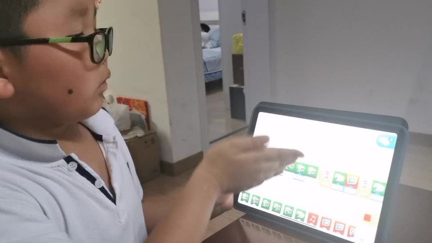 #科技少年 通过编程控制模块。