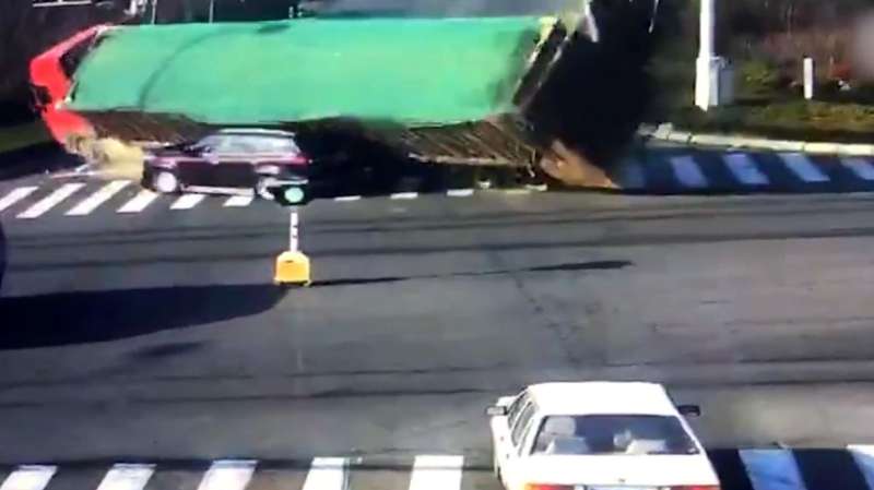 载百吨货物卡车侧翻,SUV瞬间被压成纸片