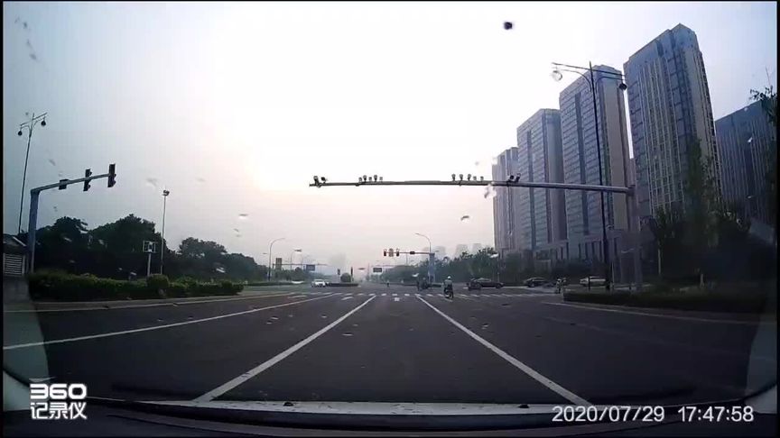 对面路口小车祸,司机是个半瞎
