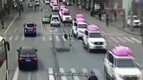 女司机路遇豪华迎亲车队,失了了神直接撞飞交警