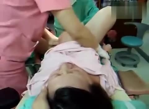 助产士猛压孕妇的肚子,疼死准妈妈了