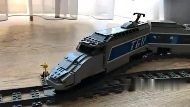 老外真土豪,家里摆满了火车轨道模型,跑火车快不快?