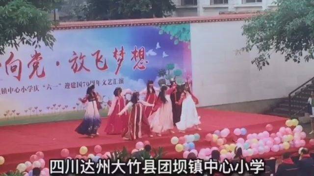 六一儿童节很有创意的小学生舞蹈。