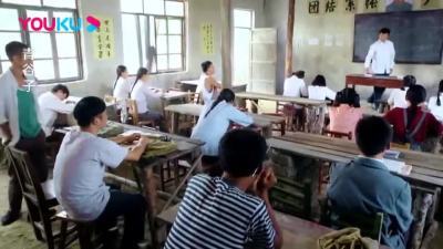 新老师自我介绍,学生竟把老师讲台端走,老师一脸懵!