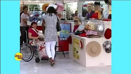 妹子扮成假人模特整蛊路人 路人被吓了!