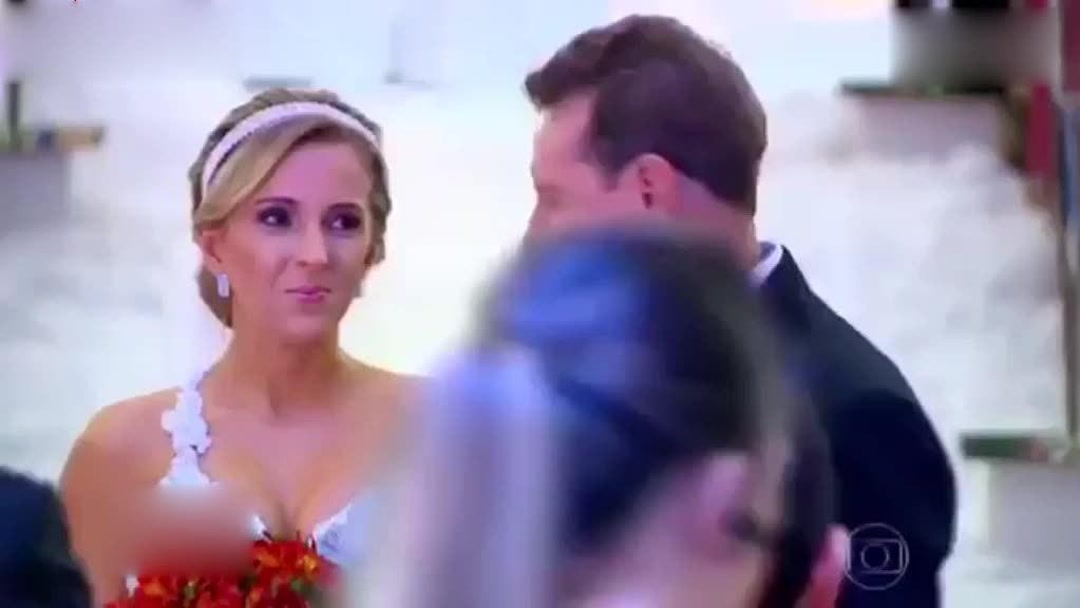 三胞胎姐妹同天举行婚礼 新郎们担忧认错.