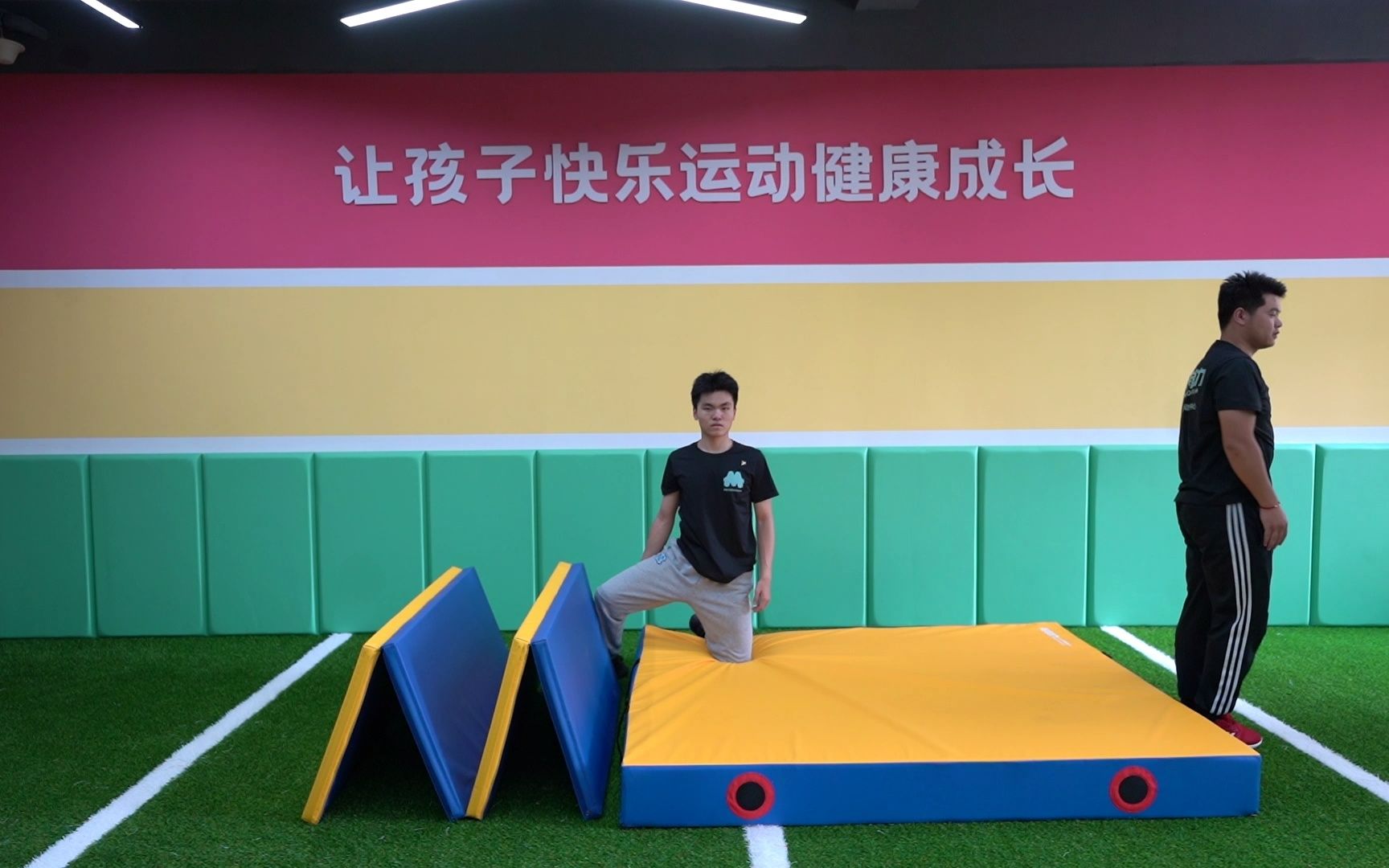 助跑高台前滚翻【保护动作】