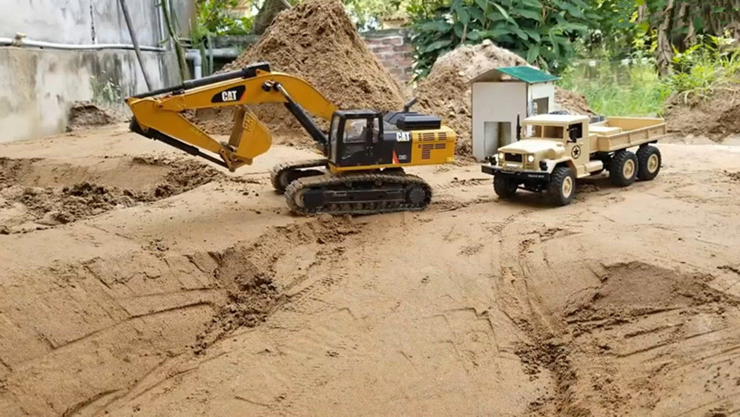 挖掘机挖土工作表演视频 户外实拍模仿儿童玩具车