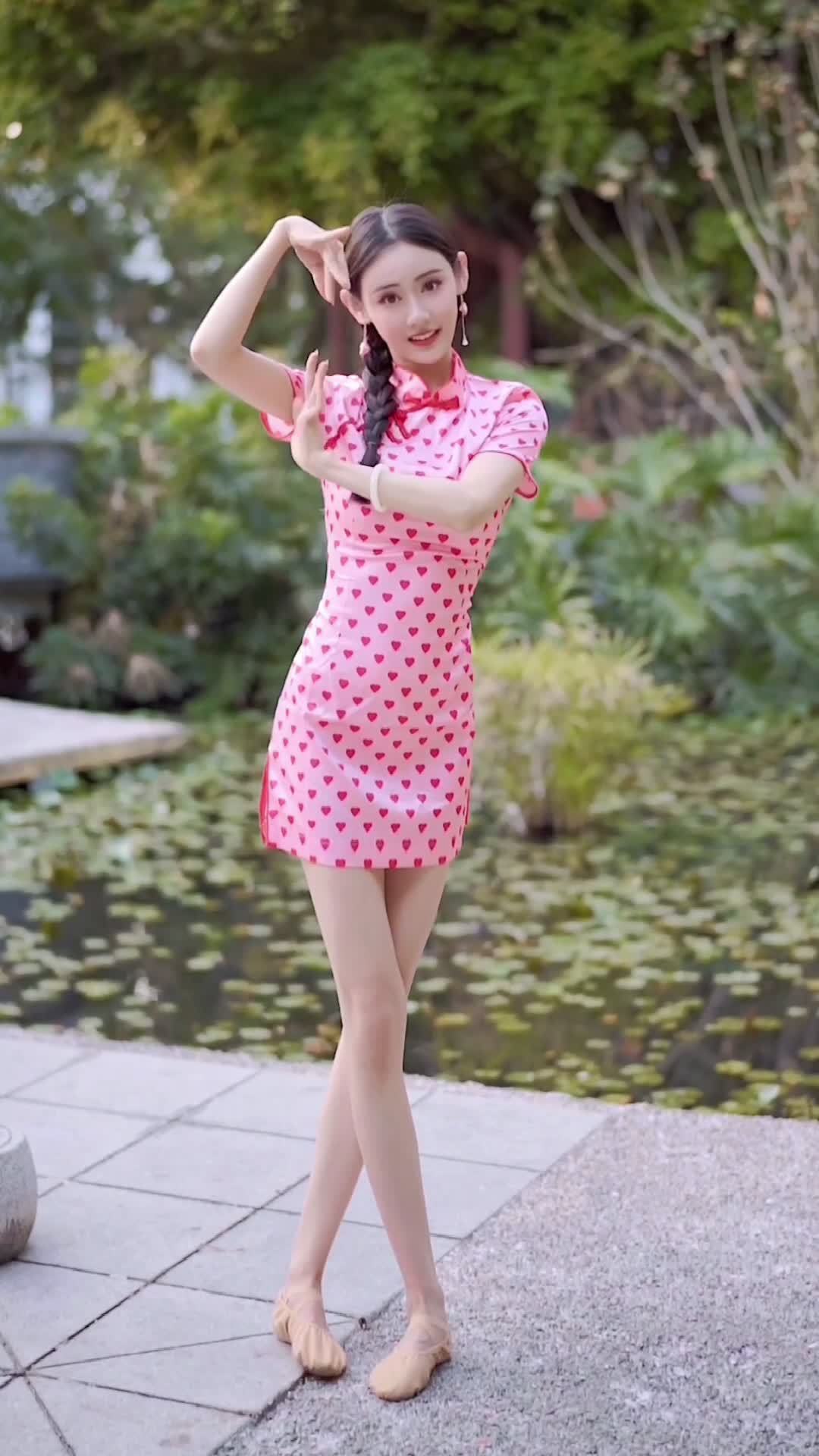 有位姑娘映入眼眶,娇小玲珑的模样,公子是否中意