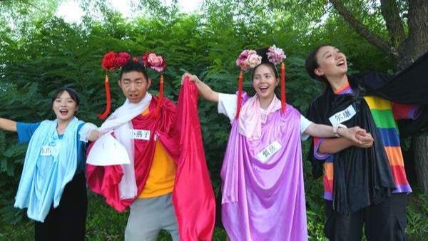 古装表演课堂,师生表演《还珠格格》,大圣竟饰演小燕子