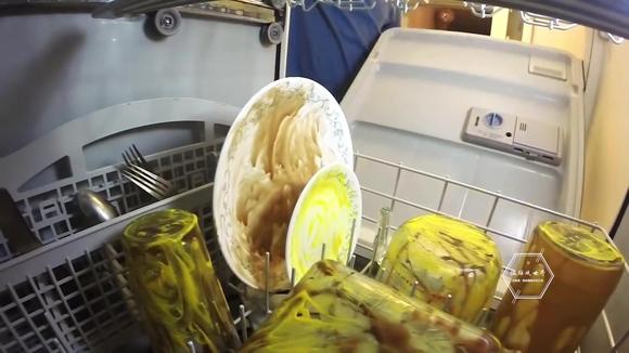 洗碗机是咋洗碗的?把摄像头放进去,看完就知道该不该买了