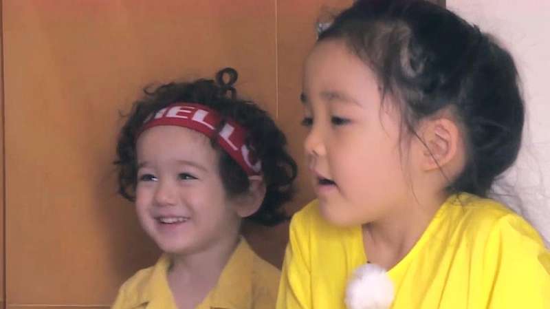 Jackson展开甜蜜攻势狂亲小姐姐,亲妈都承认:他很会撩妹的