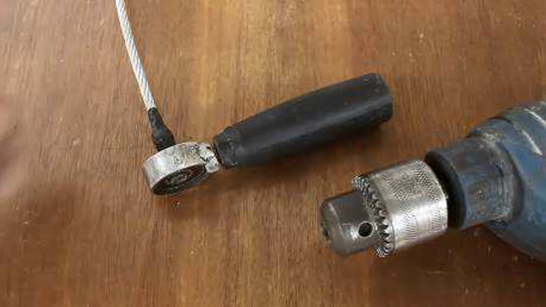 钢丝绳又有大用途,简单处理夹在手电钻上,就能360度拧螺丝