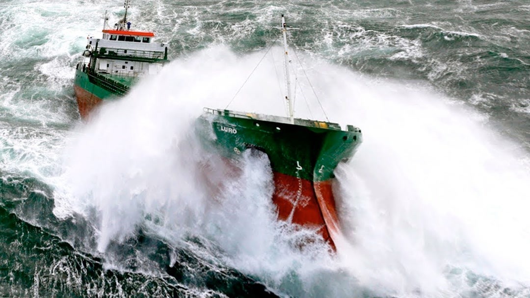 罕见的海上台风巨浪,十几吨轮船差点被掀翻,镜头记录最后的一幕